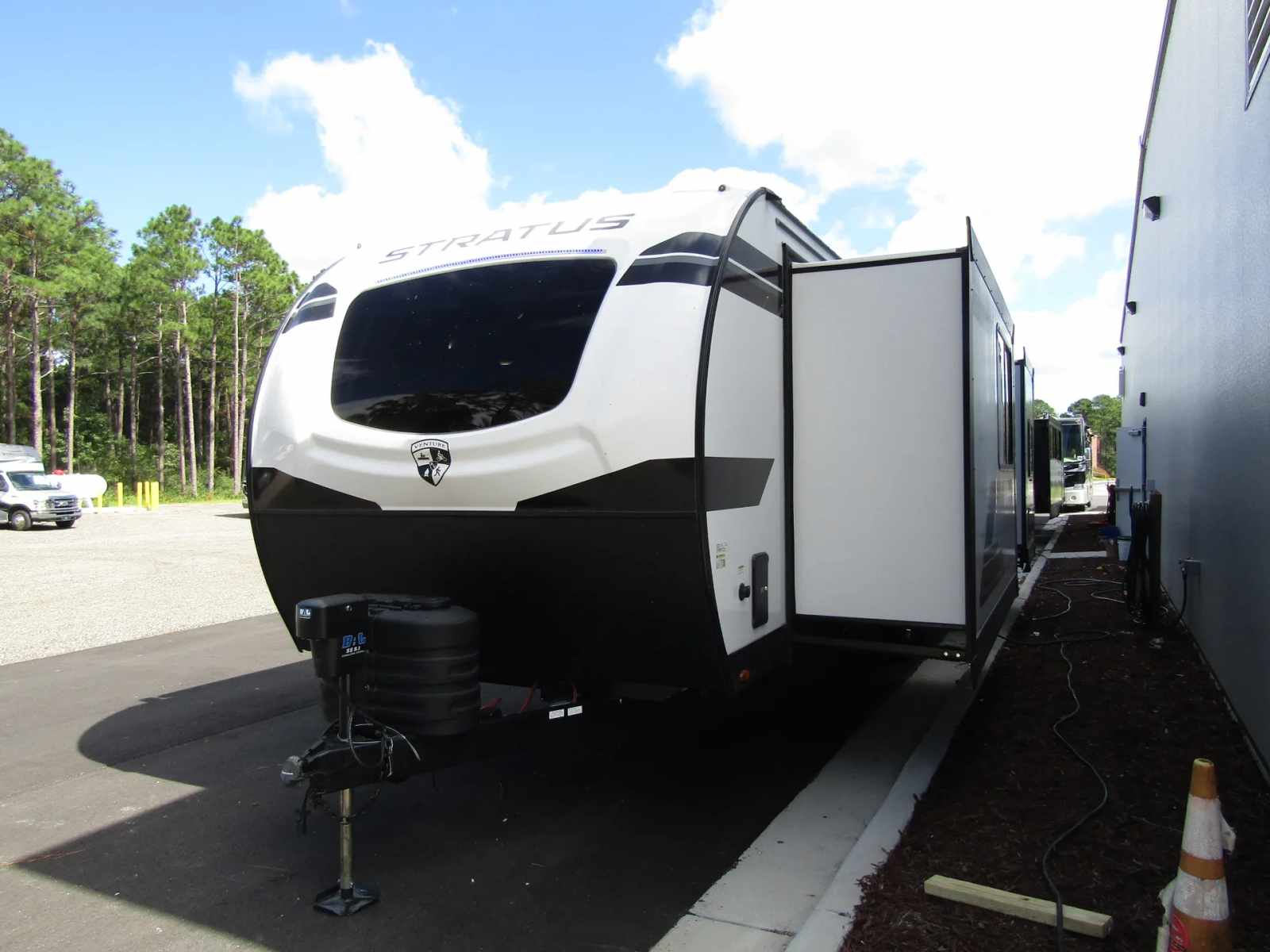 New 2025 Stratus 262VFK Travel Trailer | Rex & Sons RVs